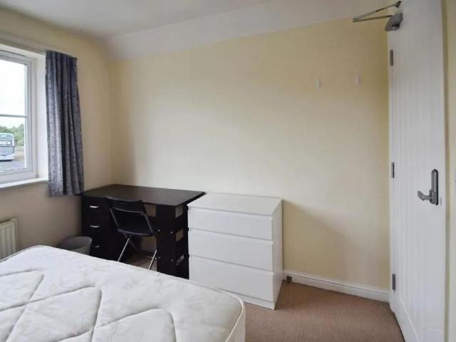 5 bedroom detached house to rent
