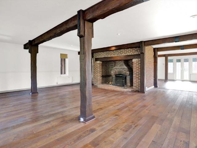 5 bedroom detached house to rent