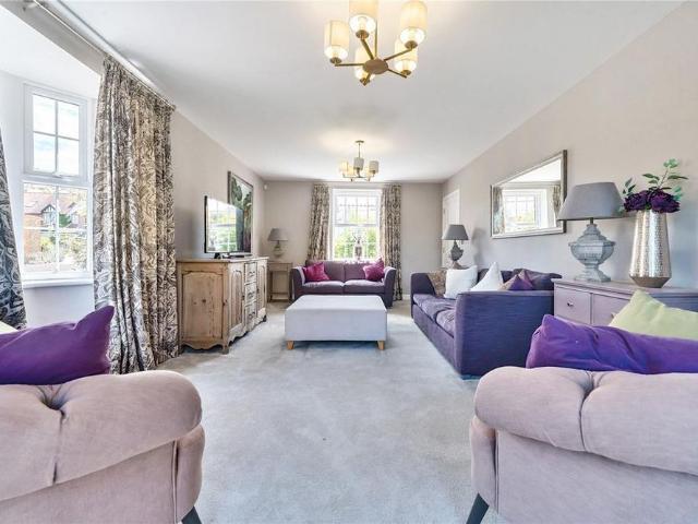 5 bedroom detached house to rent