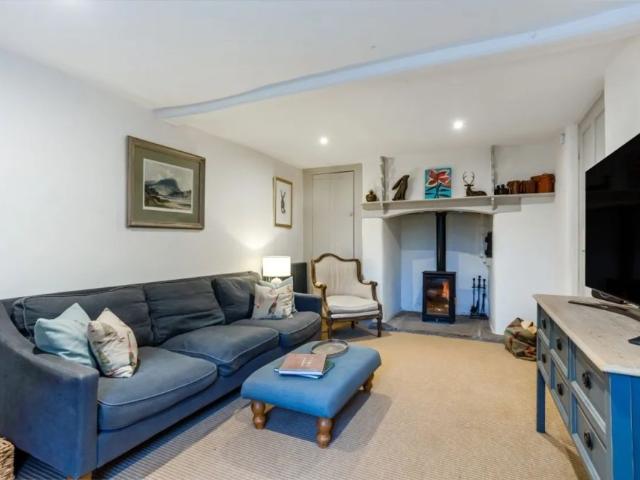 5 bedroom detached house to rent