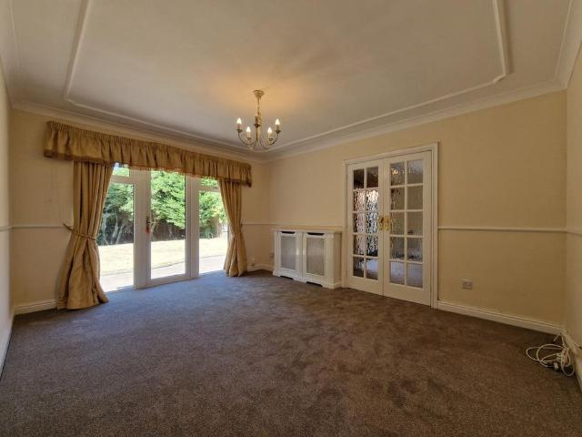 5 bedroom detached house to rent