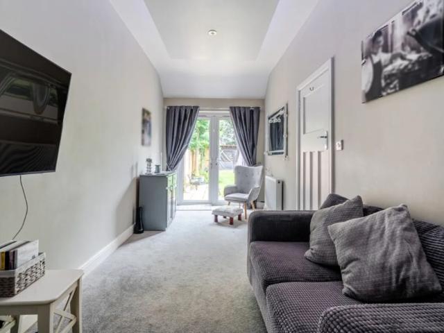 5 bedroom detached house to rent