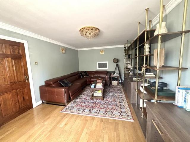 5 bedroom detached house to rent
