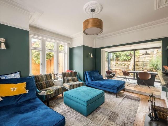 5 bedroom detached house to rent