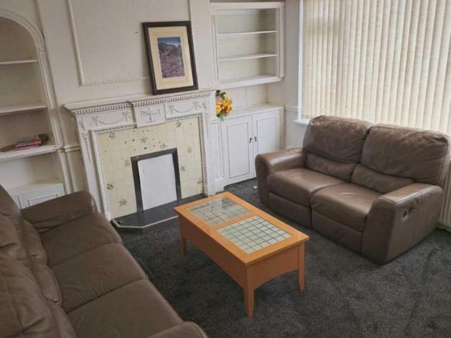 5 bedroom detached house to rent