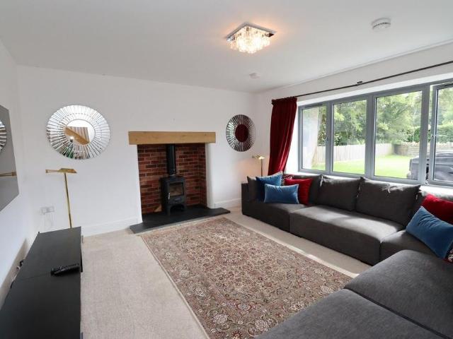 5 bedroom detached house to rent