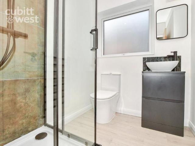 5 bedroom detached house to rent