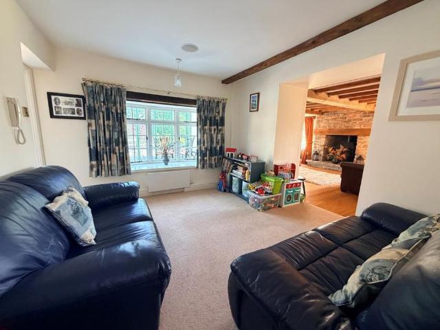 5 bedroom detached house to rent
