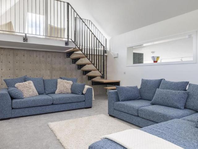 5 bedroom detached house to rent