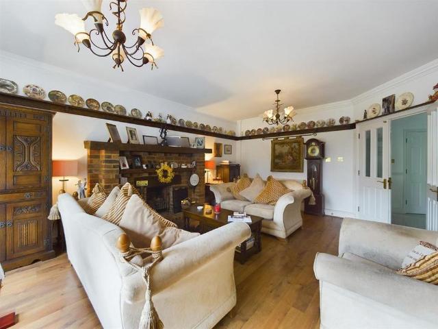 5 bedroom detached house to rent