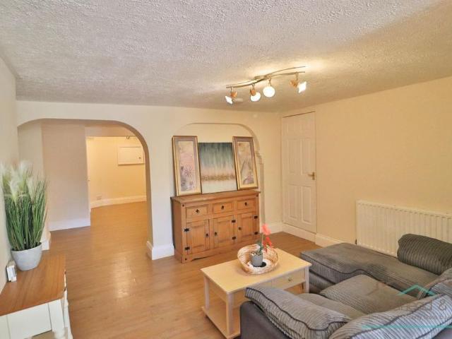5 bedroom detached house to rent