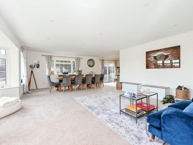 5 bedroom detached house to rent