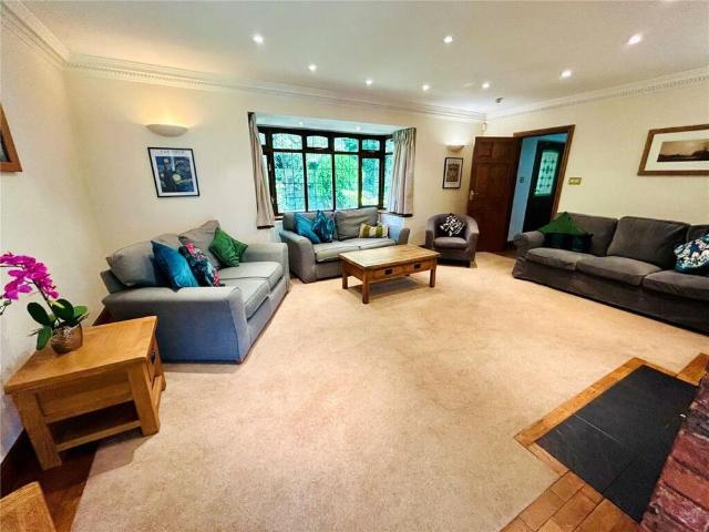 5 bedroom detached house to rent
