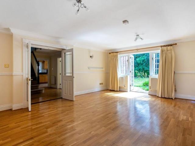 5 bedroom detached house to rent