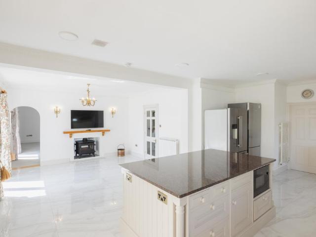5 bedroom detached house to rent