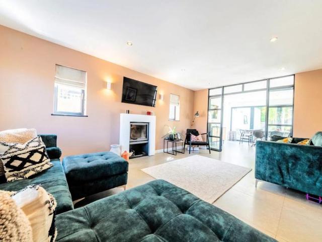 5 bedroom detached house to rent