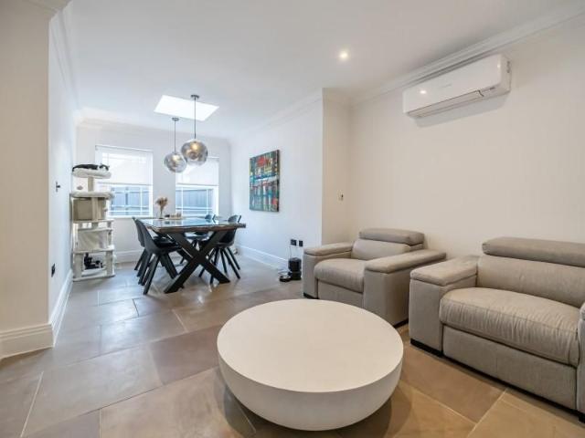 5 bedroom detached house to rent