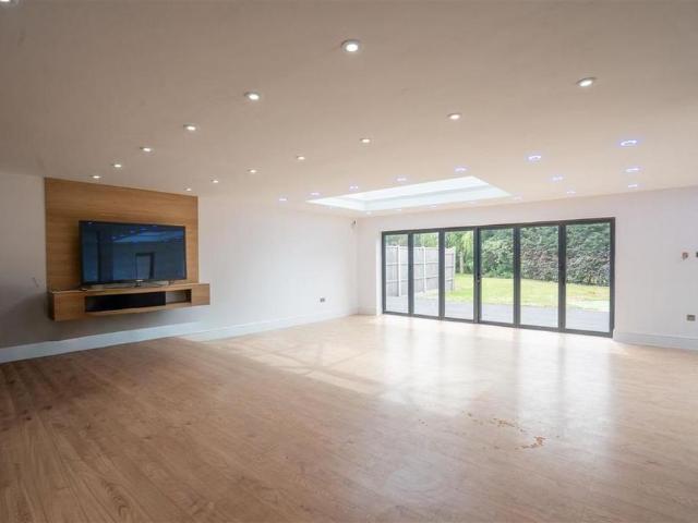 5 bedroom detached house to rent