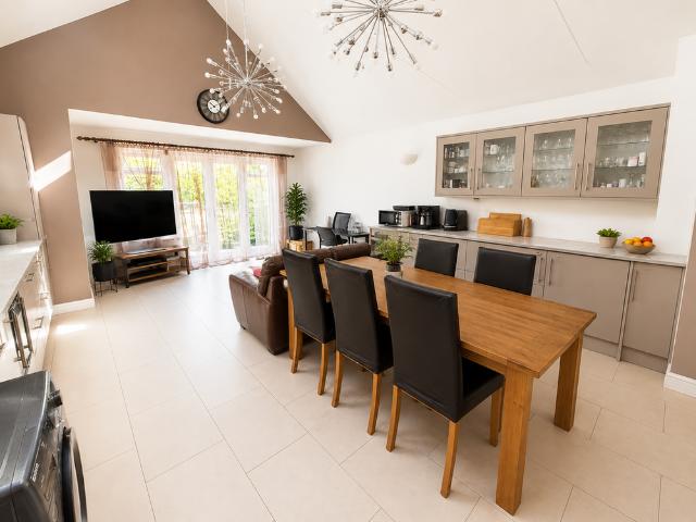 5 bedroom detached house to rent