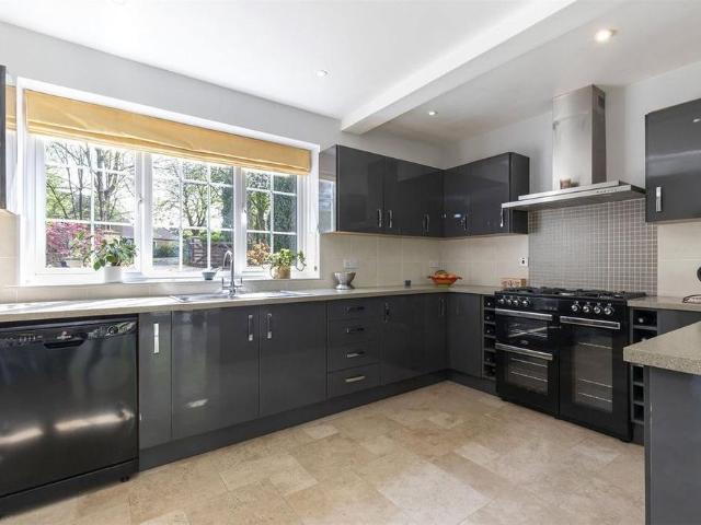 5 bedroom detached house to rent