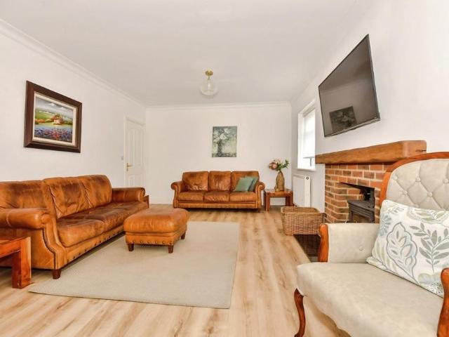 5 bedroom detached house to rent