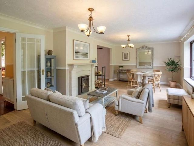 5 bedroom detached house to rent