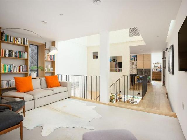5 bedroom detached house to rent