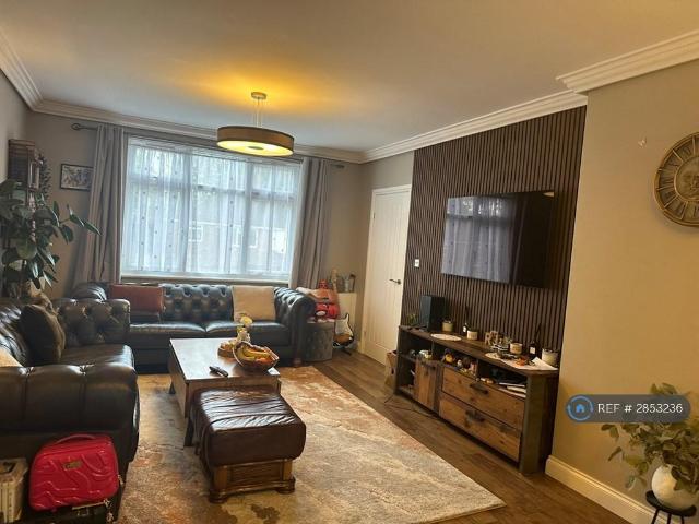 5 bedroom detached house to rent