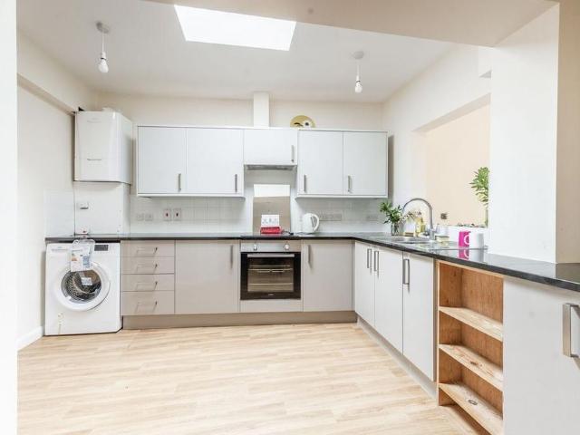 5 bedroom detached house to rent