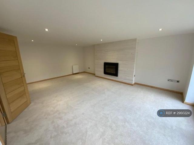 5 bedroom detached house to rent