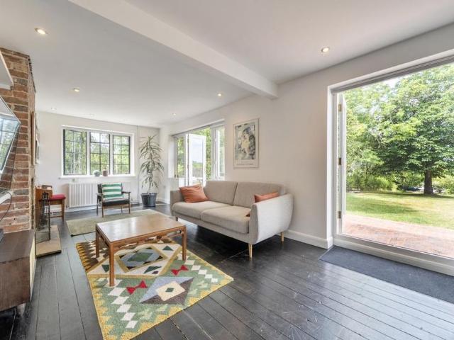 5 bedroom detached house to rent