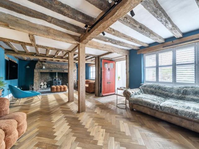 5 bedroom detached house to rent
