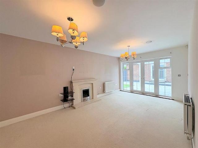 5 bedroom detached house to rent