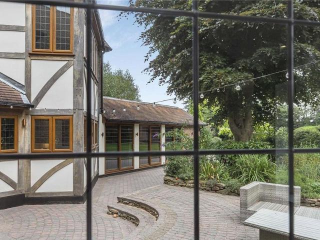 5 bedroom detached house to rent