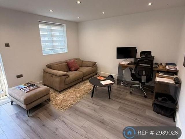 5 bedroom detached house to rent