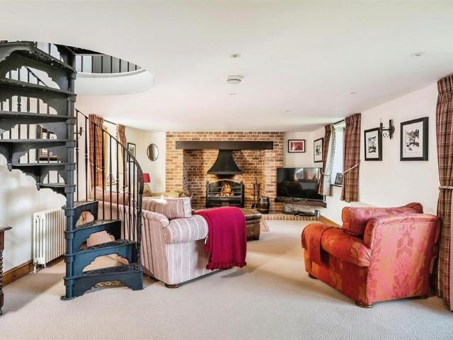 5 bedroom detached house to rent