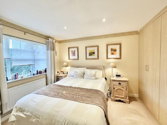 5 bedroom detached house to rent