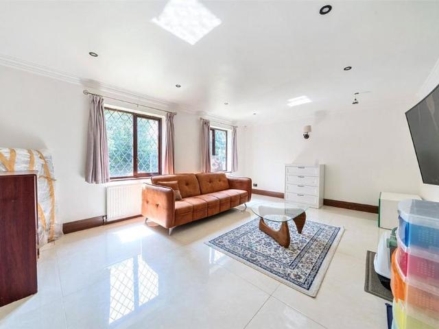 5 bedroom detached house to rent