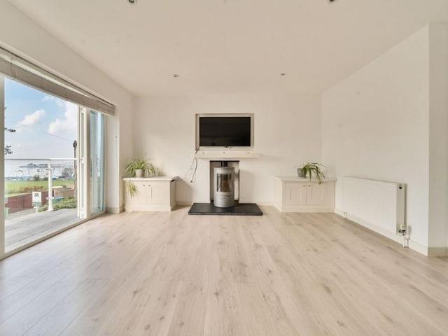 5 bedroom detached house to rent