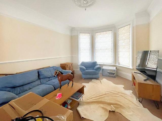 5 bedroom detached house to rent