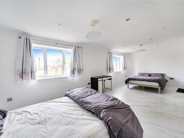 5 bedroom detached house to rent