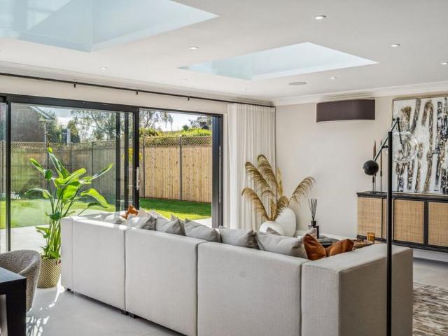 5 bedroom detached house to rent