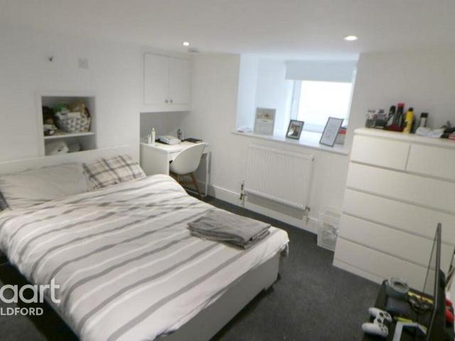 5 bedroom detached house to rent
