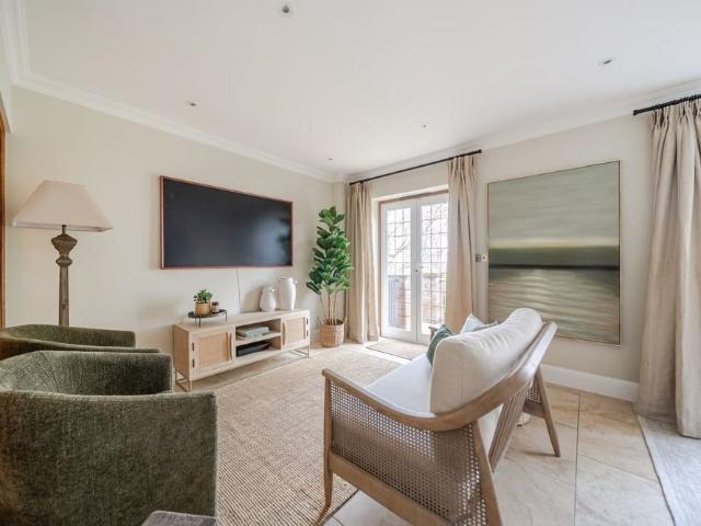 5 bedroom detached house to rent