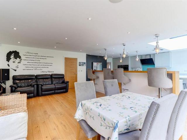 5 bedroom detached house to rent
