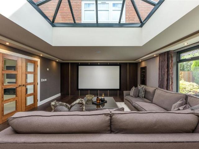 5 bedroom detached house to rent