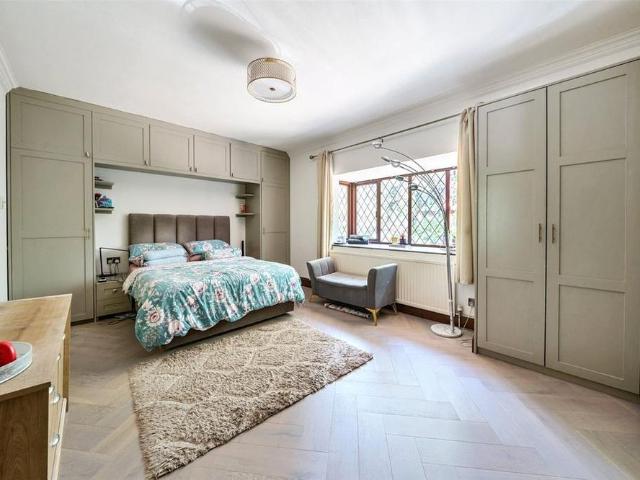 5 bedroom detached house to rent