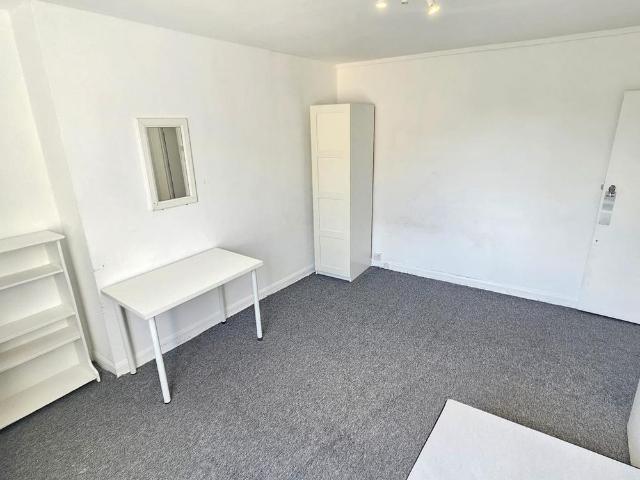 5 bedroom detached house to rent