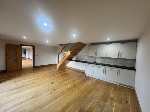 5 bedroom detached house to rent