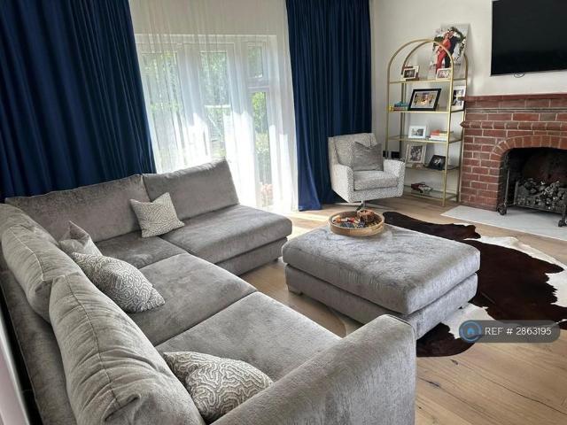 5 bedroom detached house to rent